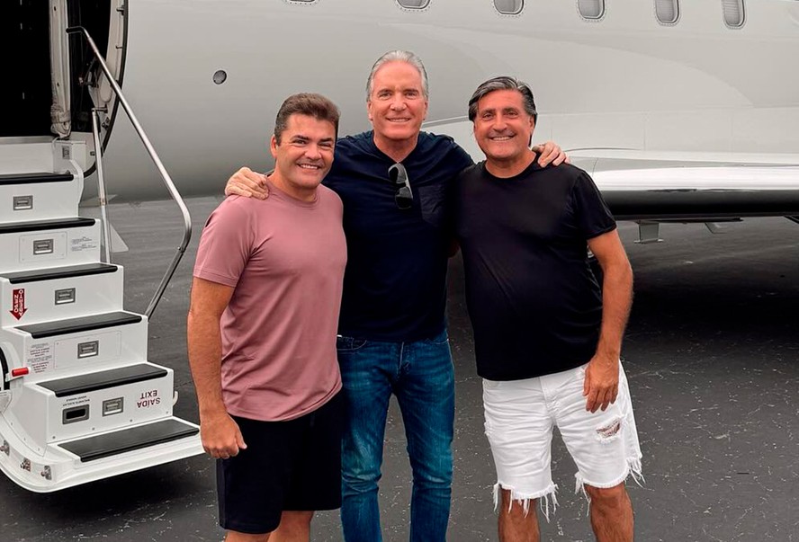 Roberto Justus chega de jatinho em Orlando após curtir praia em Miami