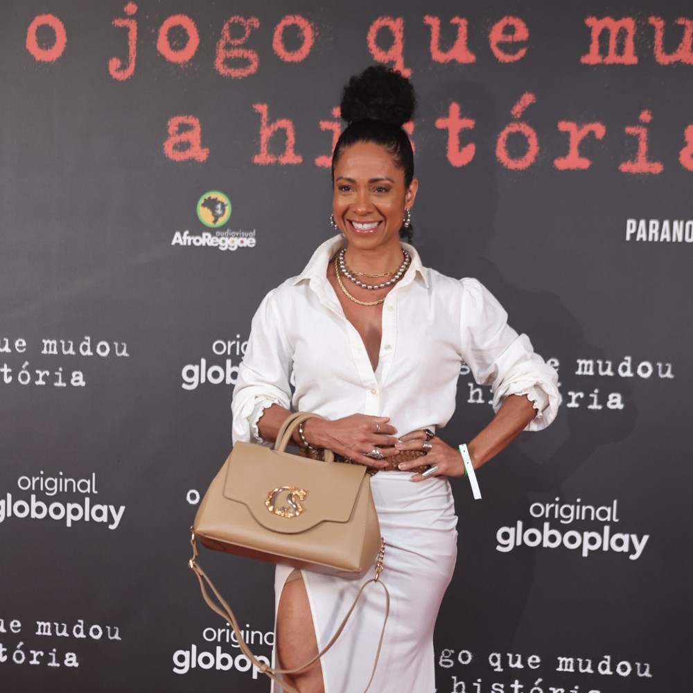 Em clima de romance, Erika Januza vai com o noivo, José Junior, a première