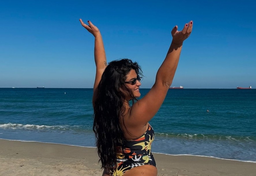 Giulia Costa curte praia em Miami e mostra o corpão de maiô fio-dental