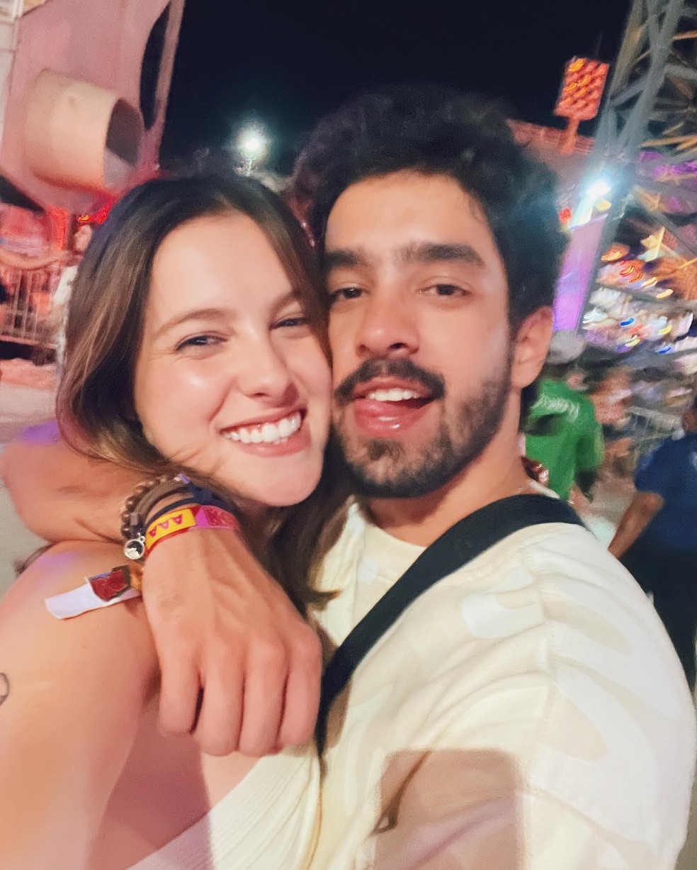 Escritora Lara Rodi, irmã de Cauã Reymond, e Matheus Costa comemoram 5 ...