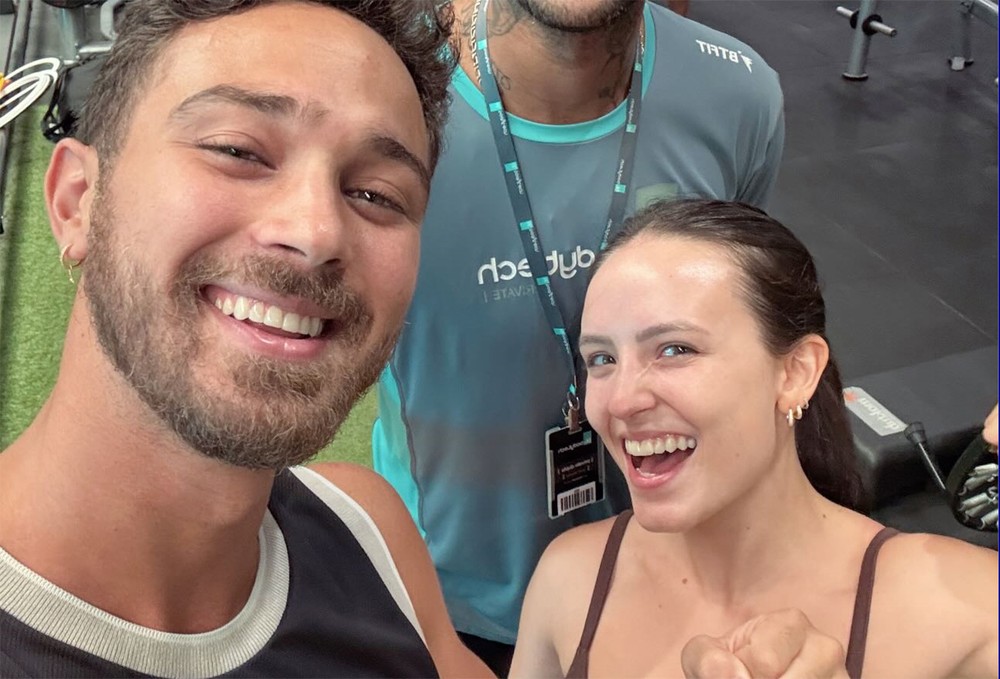 Larissa Manoela mostra muque e abdômen em treino com o marido; assista