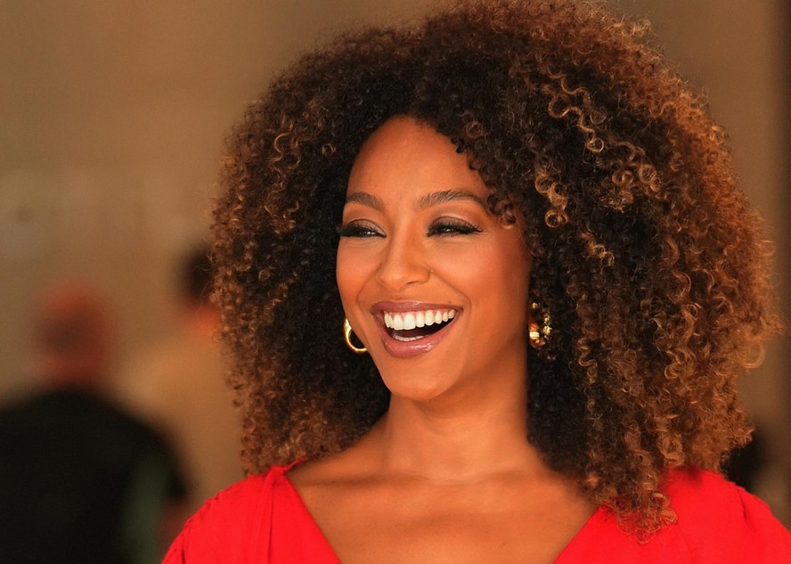 Sheron Menezzes capricha em look para apresentar 'Salve o Sul': 'Momento de união'