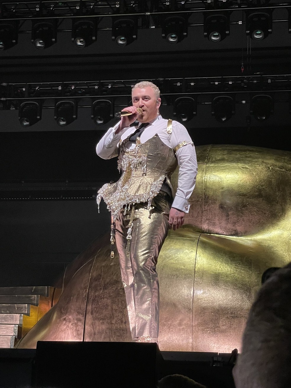 Sam Smith estreia turnê do álbum 'Gloria' cantando Madonna e com ...