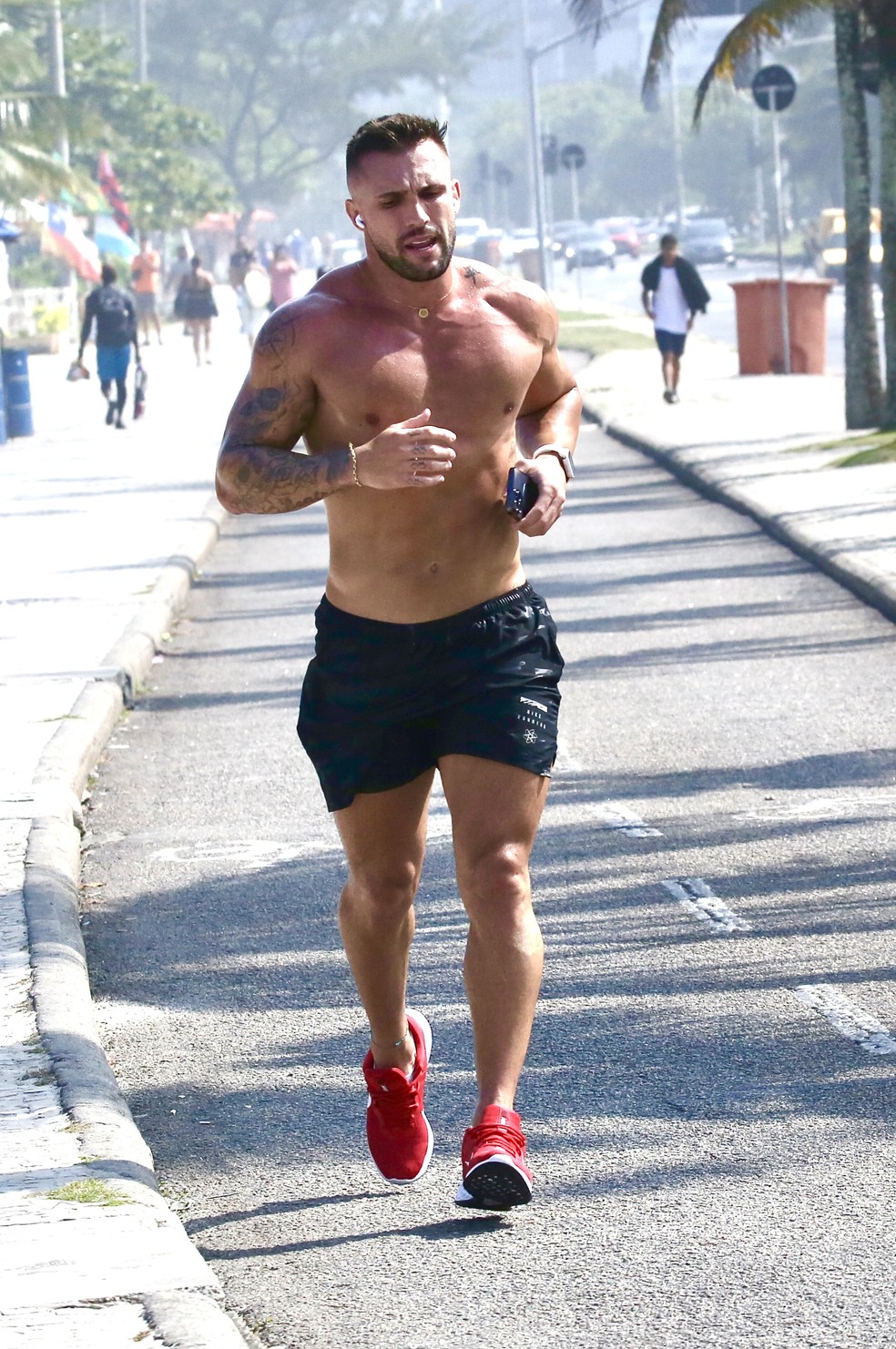 Arthur Picoli exibe tanquinho durante corrida e diz que teria ...