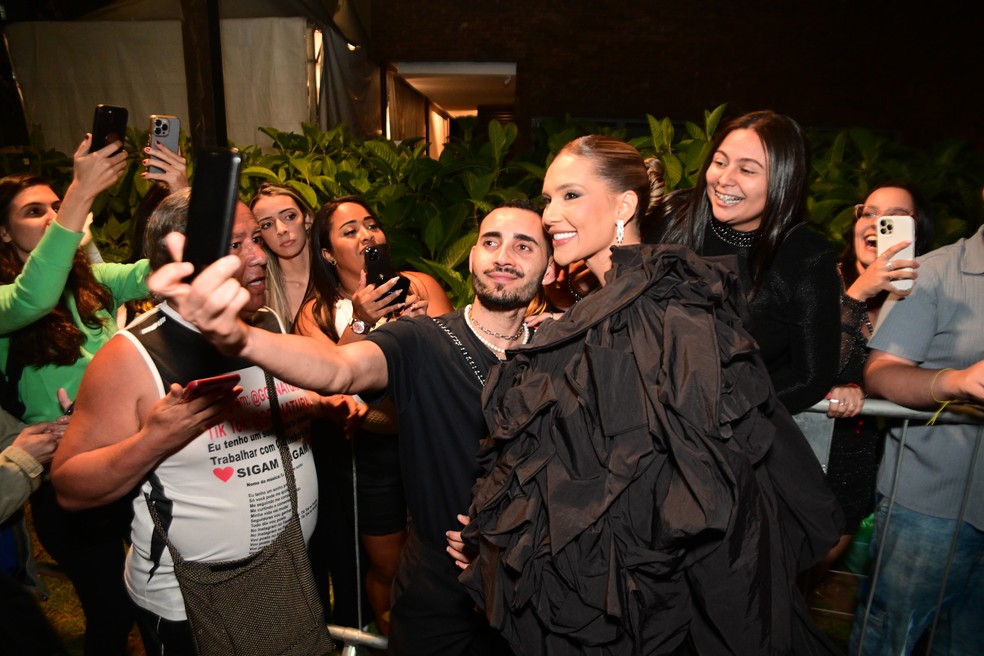 Virgínia Fonseca atende fãs na porta da festa luxuosa de 50 milhões de ...