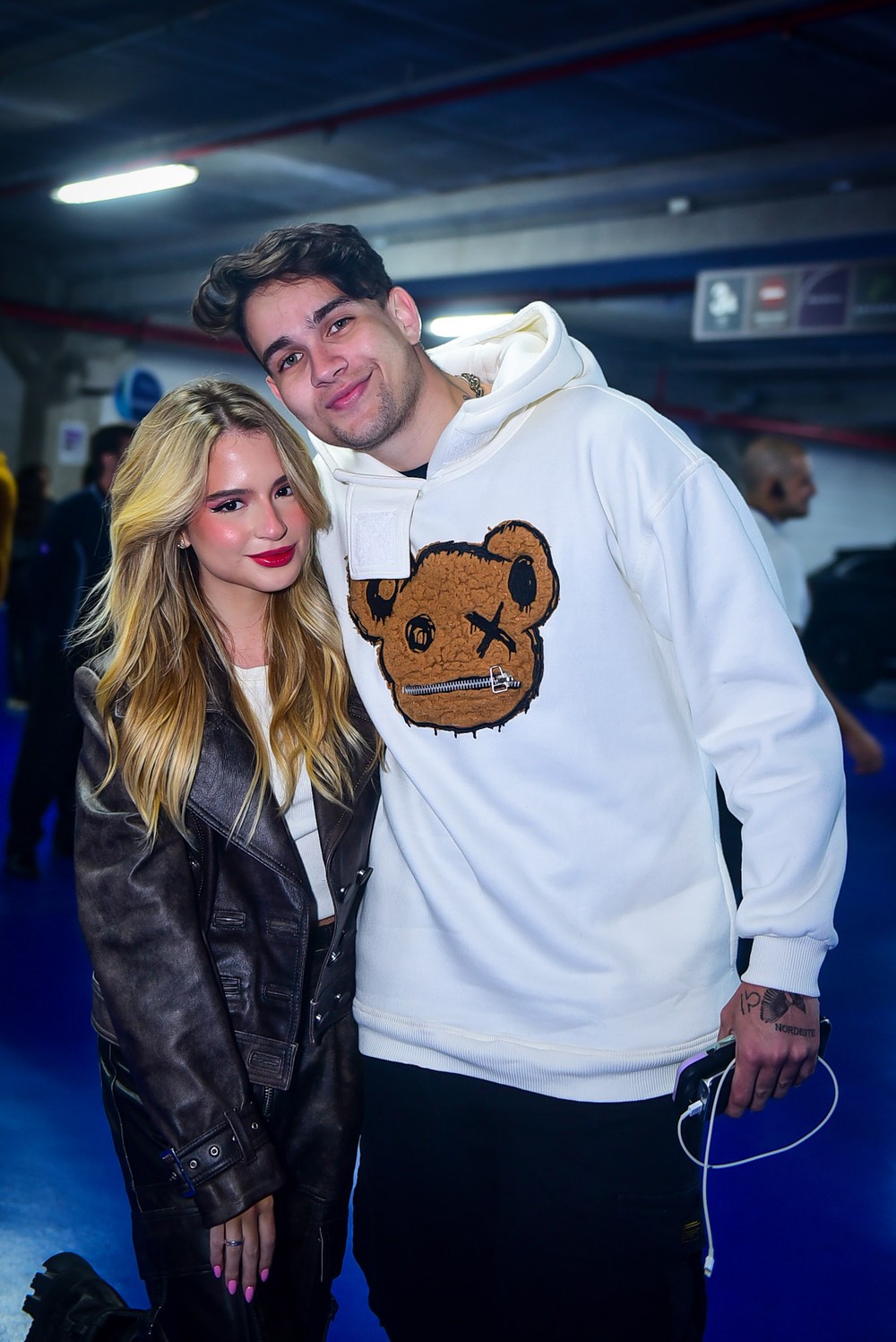 Sophia Valverde e Rafael Almeida trocam beijos em show de Taylor Swift