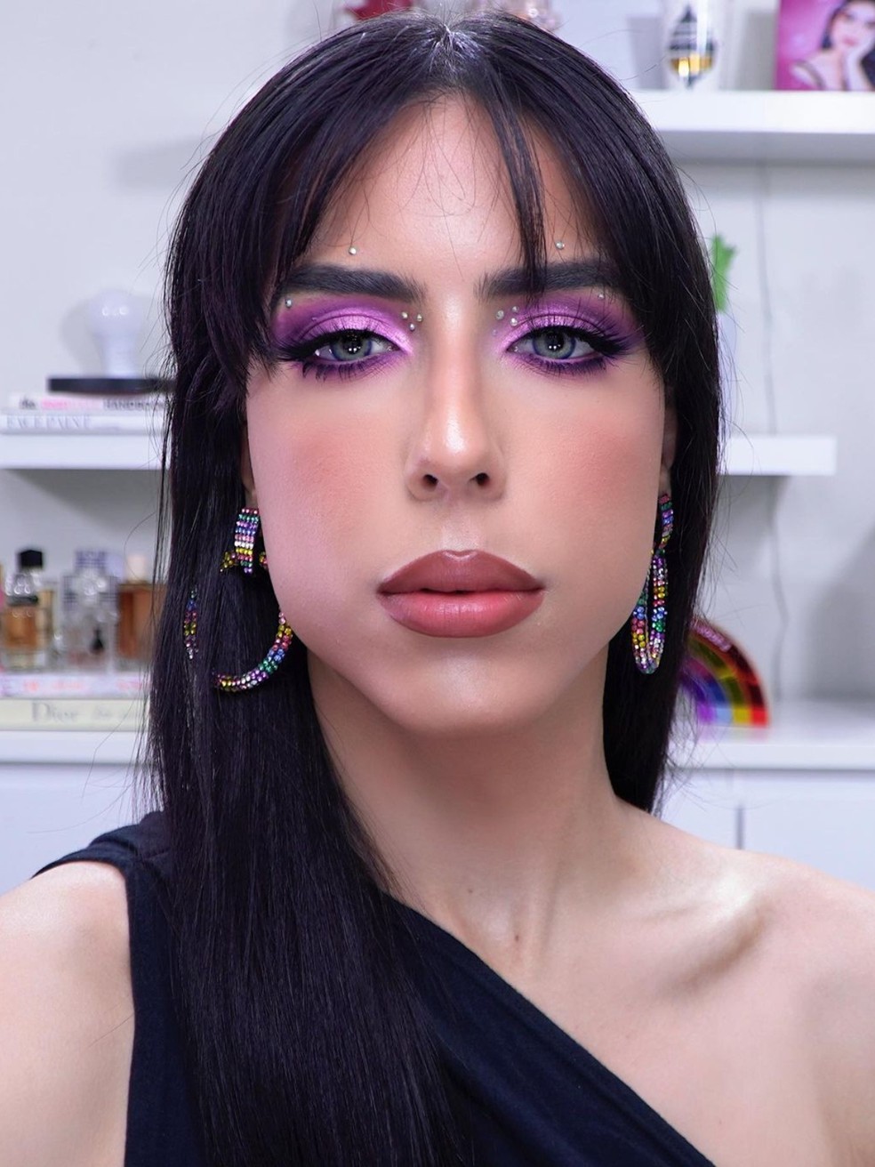 Guru de beleza, Adam Mitch entrega dicas para makes de Carnaval: 'Tem que ter glitter'