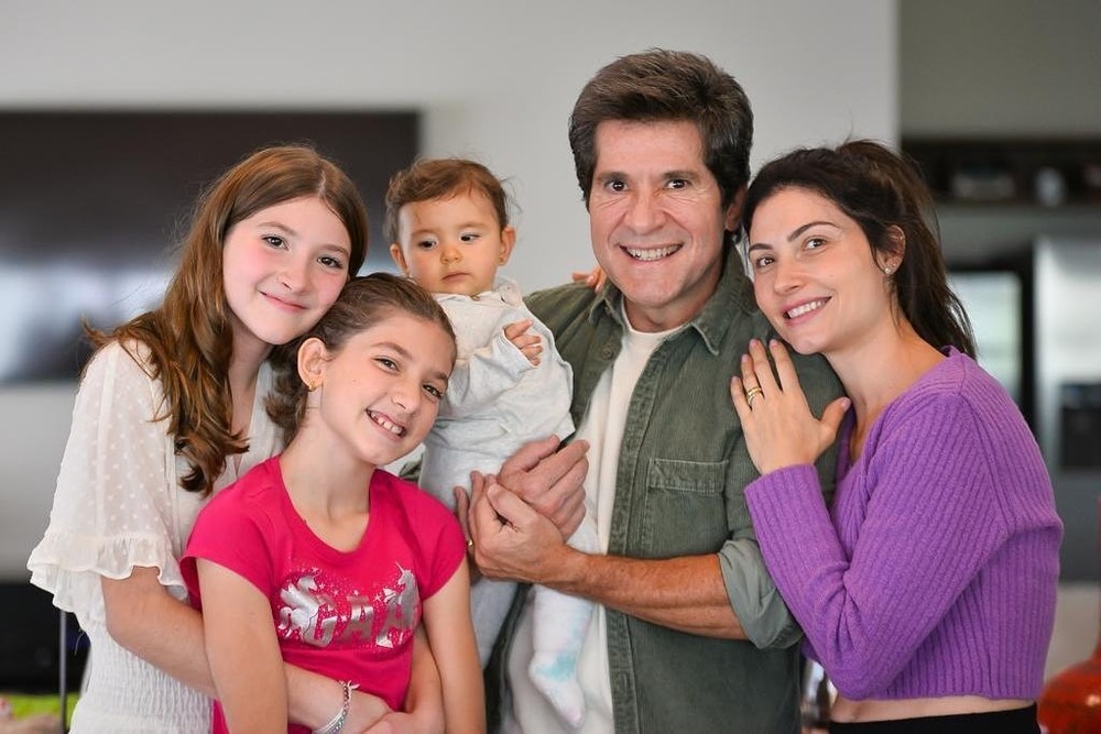 Daniel posa ao lado da mulher e das três filhas, e fãs elogiam a família