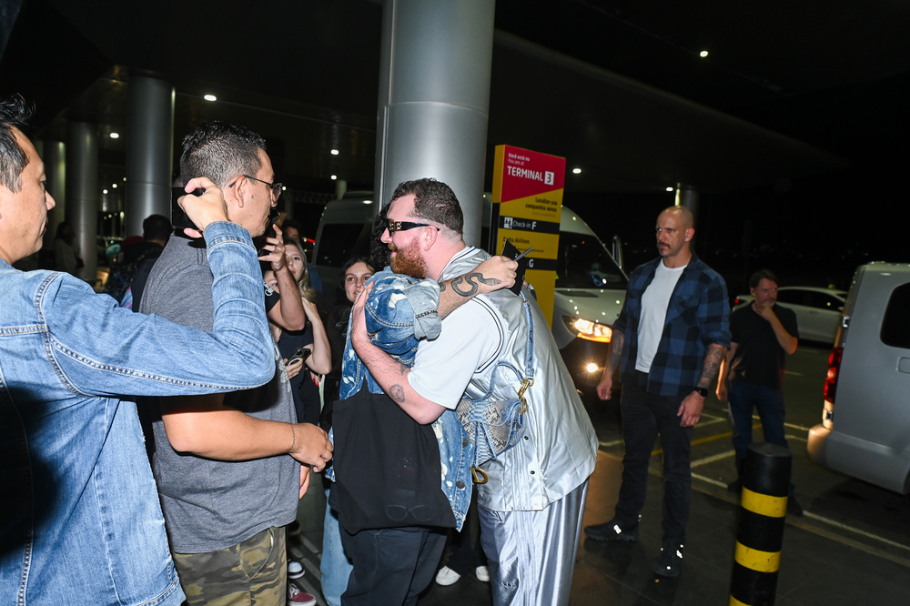 Após show no Lollapalooza, Sam Smith posa com fãs em aeroporto ao ...