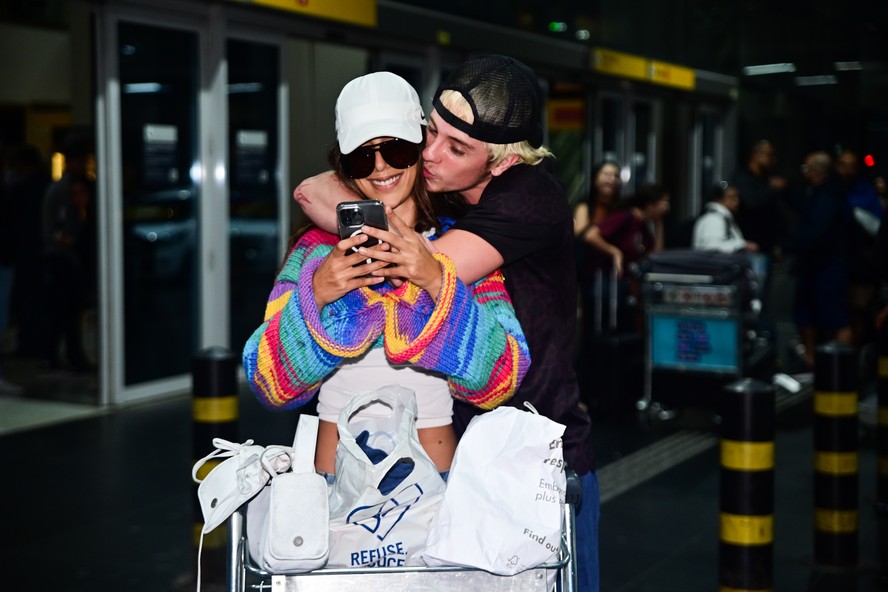 Marina Sena e Juliano Floss desembarcam no Brasil em clima de romance ...