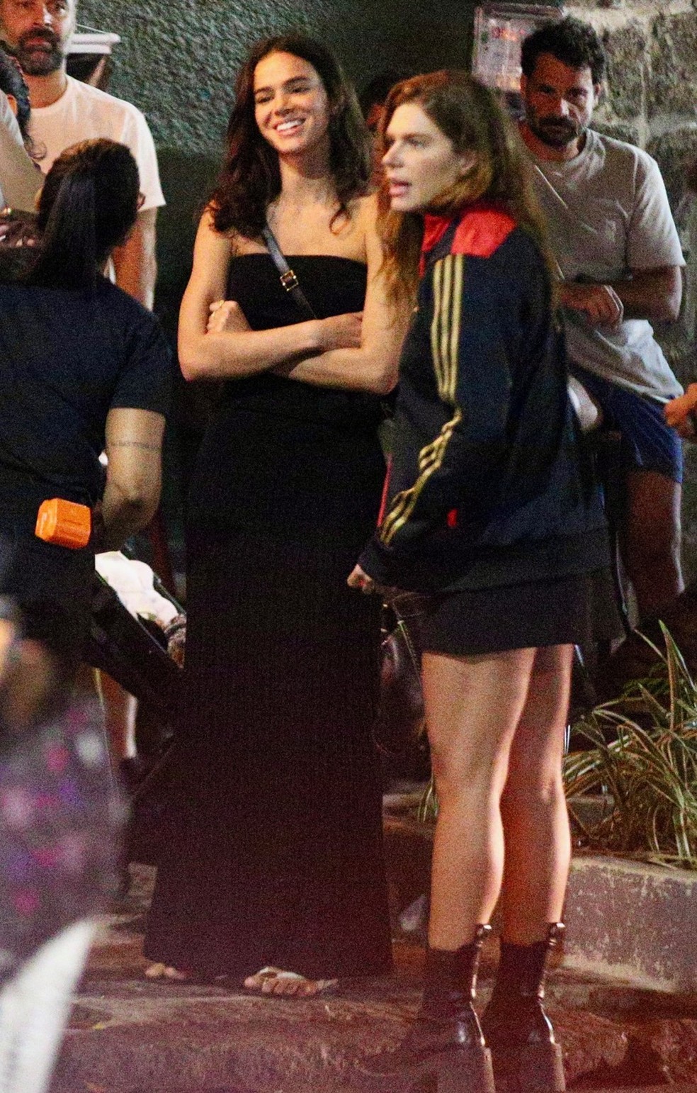 Bruna Marquezine curte barzinho na Gávea ao lado de Mariana Goldfarb