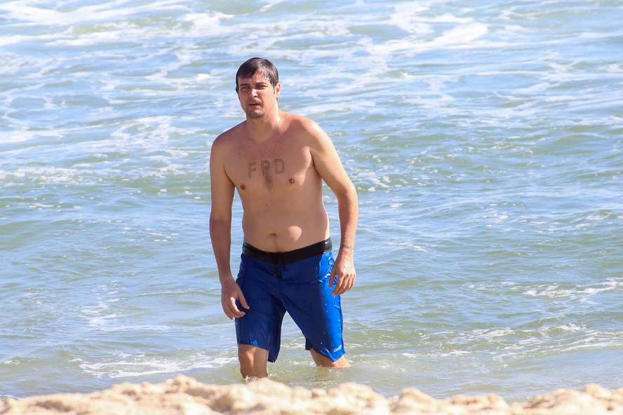 Galã dos anos 2000, Felipe Dylon curte praia no Rio; fotos