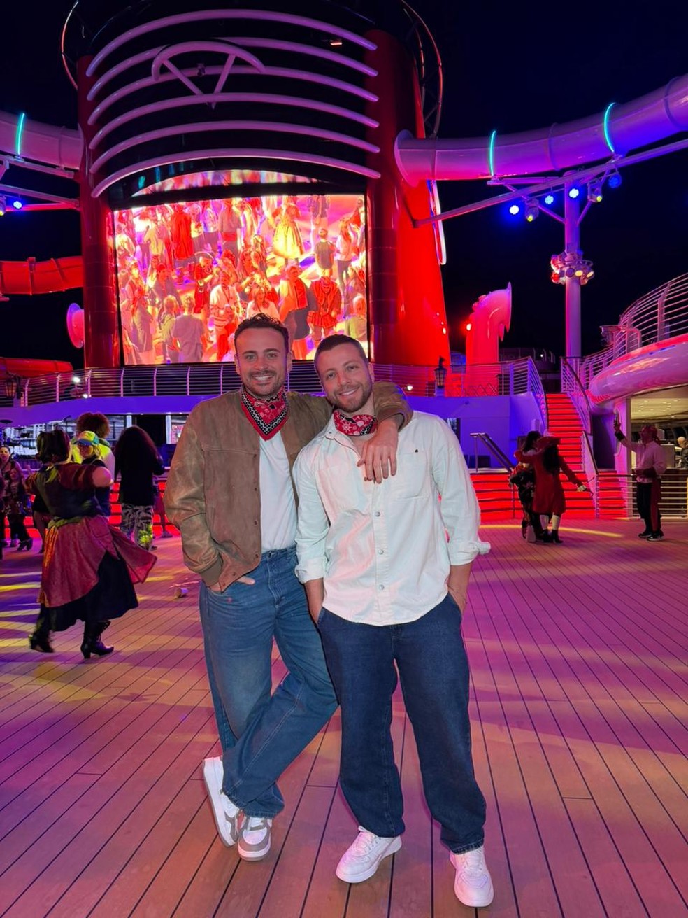 Léo Fuchs volta à infância em viagem com o noivo e revela planos de ...