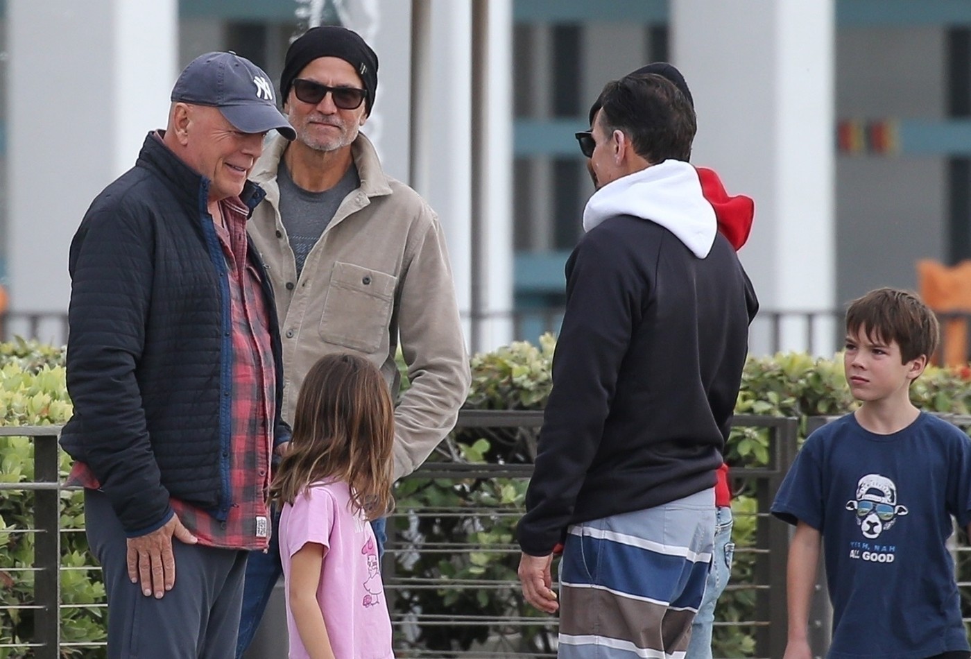 Com demência, Bruce Willis atende fãs ao sair de cafeteria em Los Angeles