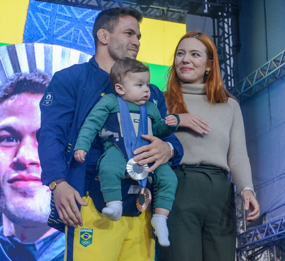 Filho do judoca William Lima rouba a cena e 'posa' com as medalhas do papai