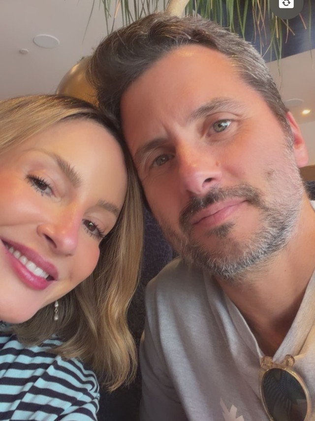 Claudia Leitte posta cliques raros do marido e dos três filhos