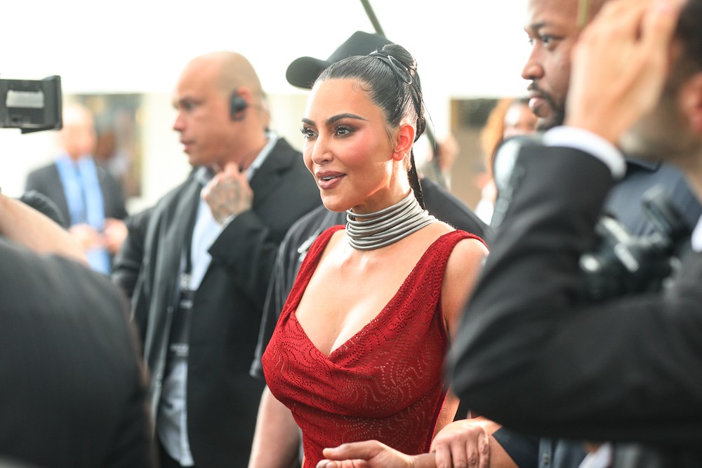 Kim Kardashian usa look com decote ousado nas costas para interagir com ...