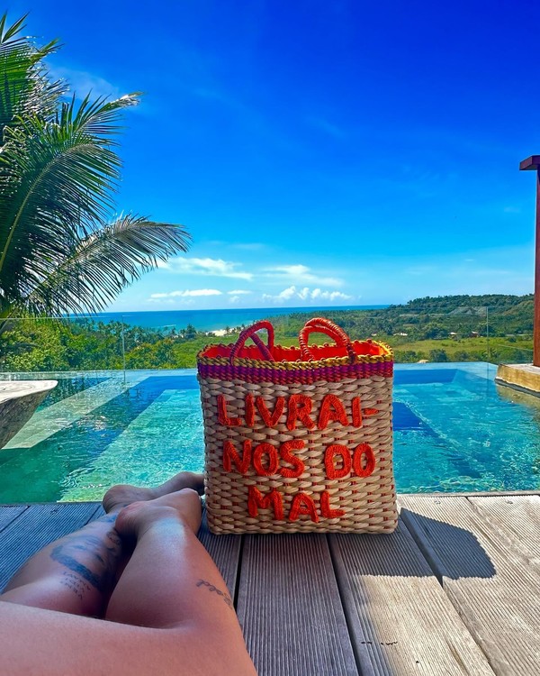 Rafaella Santos curte viagem relaxante e exibe chapéus de praia luxuosos