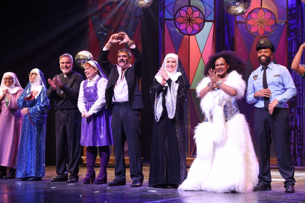 Xuxa prestigia Junno Andrade em musical e ganha 'coraçãozinho'; fotos