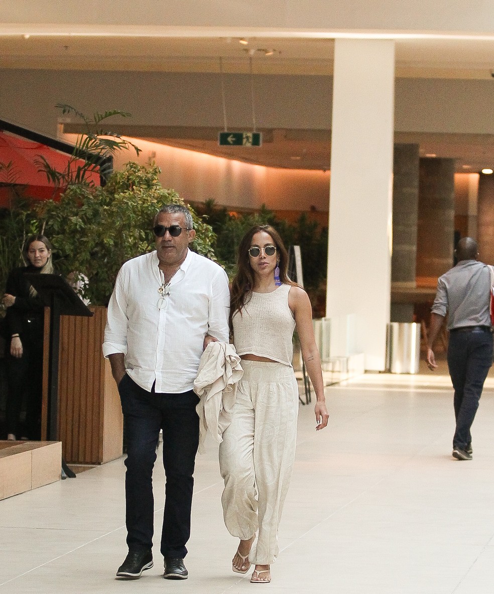 Anitta vai ao cinema com o pai e atende fãs no Rio de Janeiro; fotos