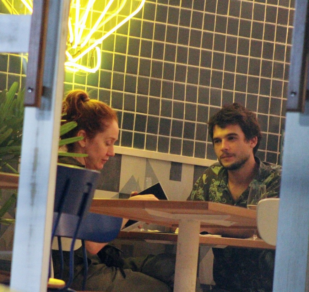 Camila Morgado troca beijos com affair durante passeio pelo Rio