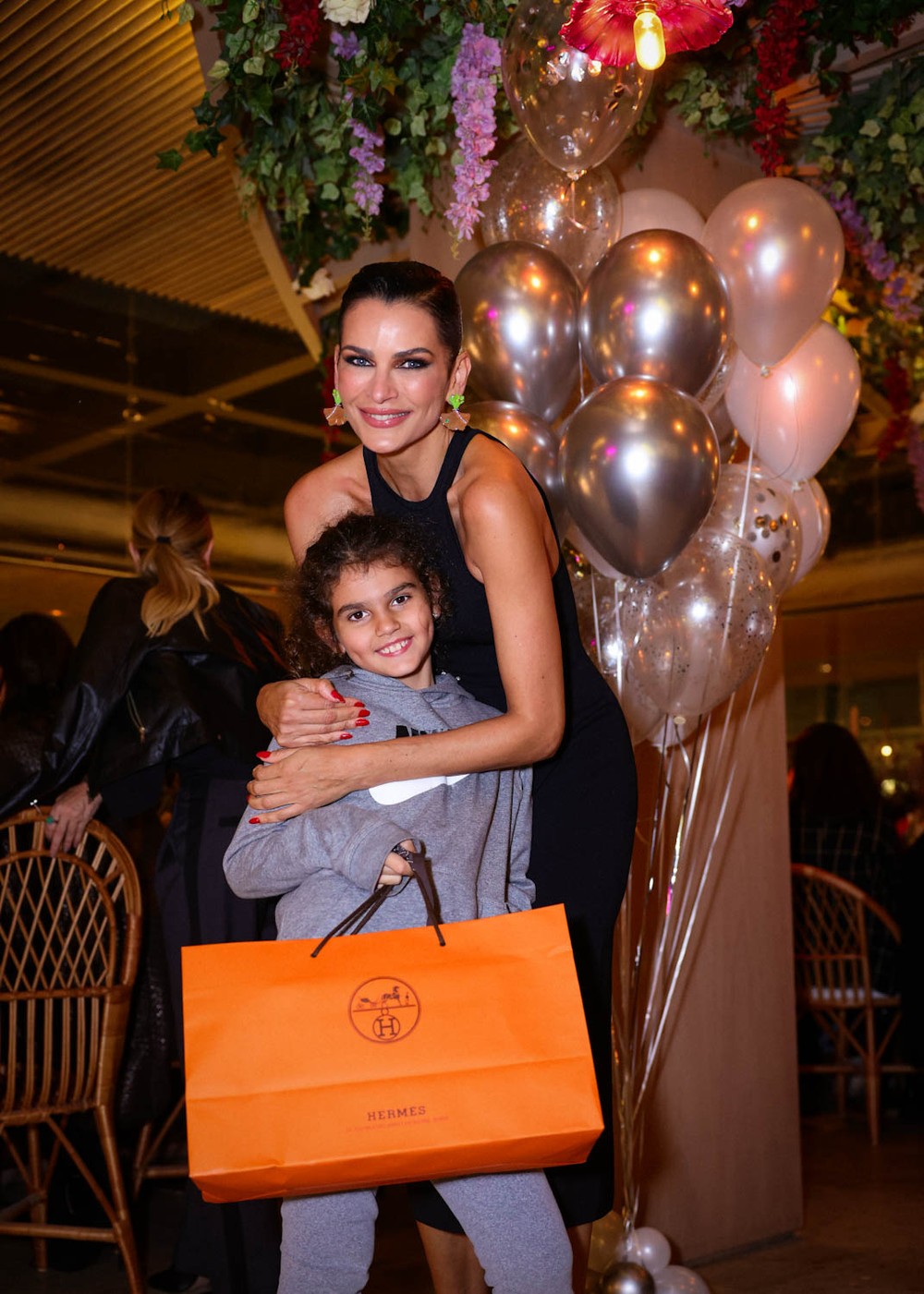 Fernanda Motta se emociona e chora em seu aniversário de 42 anos