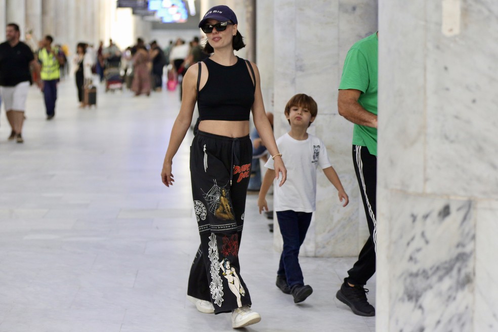Isis Valverde desembarca no Rio com o filho, Rael; fotos
