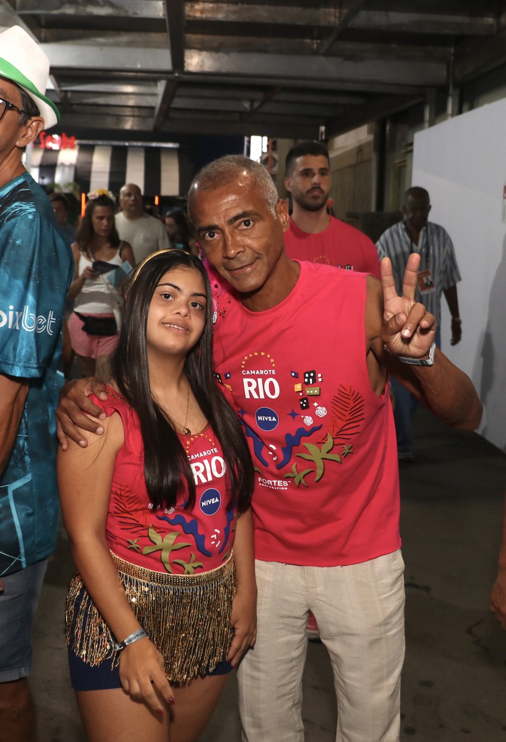 Romário vai com a filha caçula conferir desfiles da Série Ouro na Sapucaí