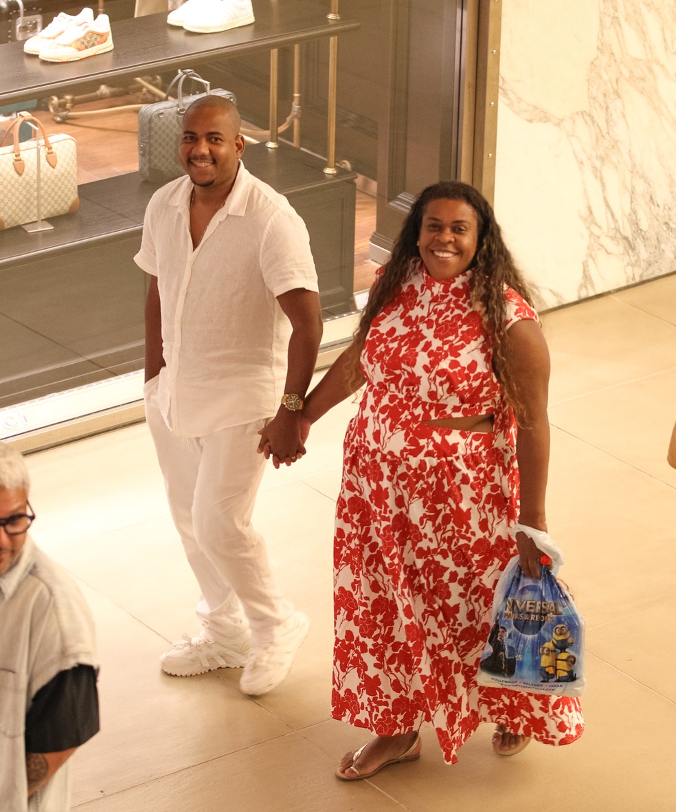 Cacau Protásio e namorado passeiam em shopping no Rio