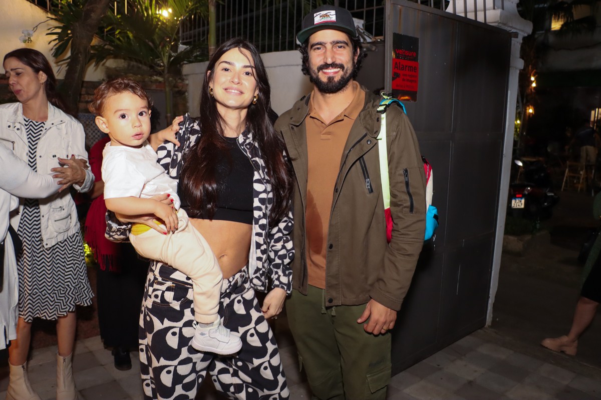 Sem Tereza, Thaila Ayala e Renato Góes curtem exposição com Francisco