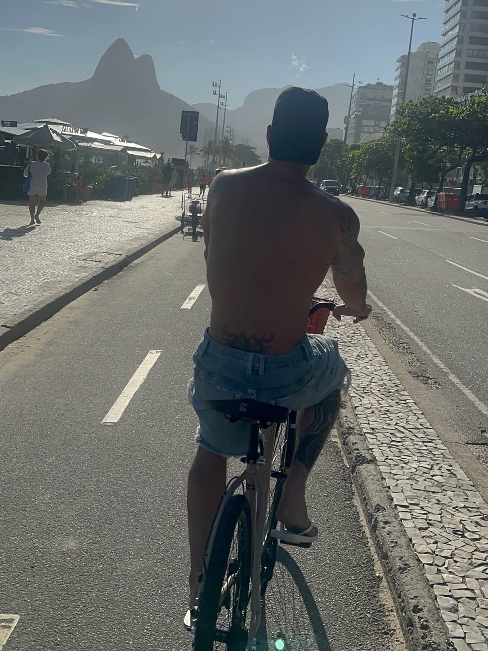 Solteiro, Ricky Martin chega ao Rio para o Carnaval 2026; vídeo