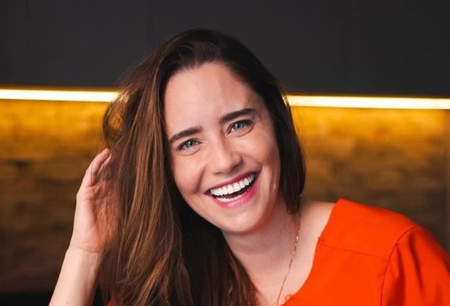 De férias na Bahia, Fernanda Vasconcellos faz charme de biquíni na proa de barco