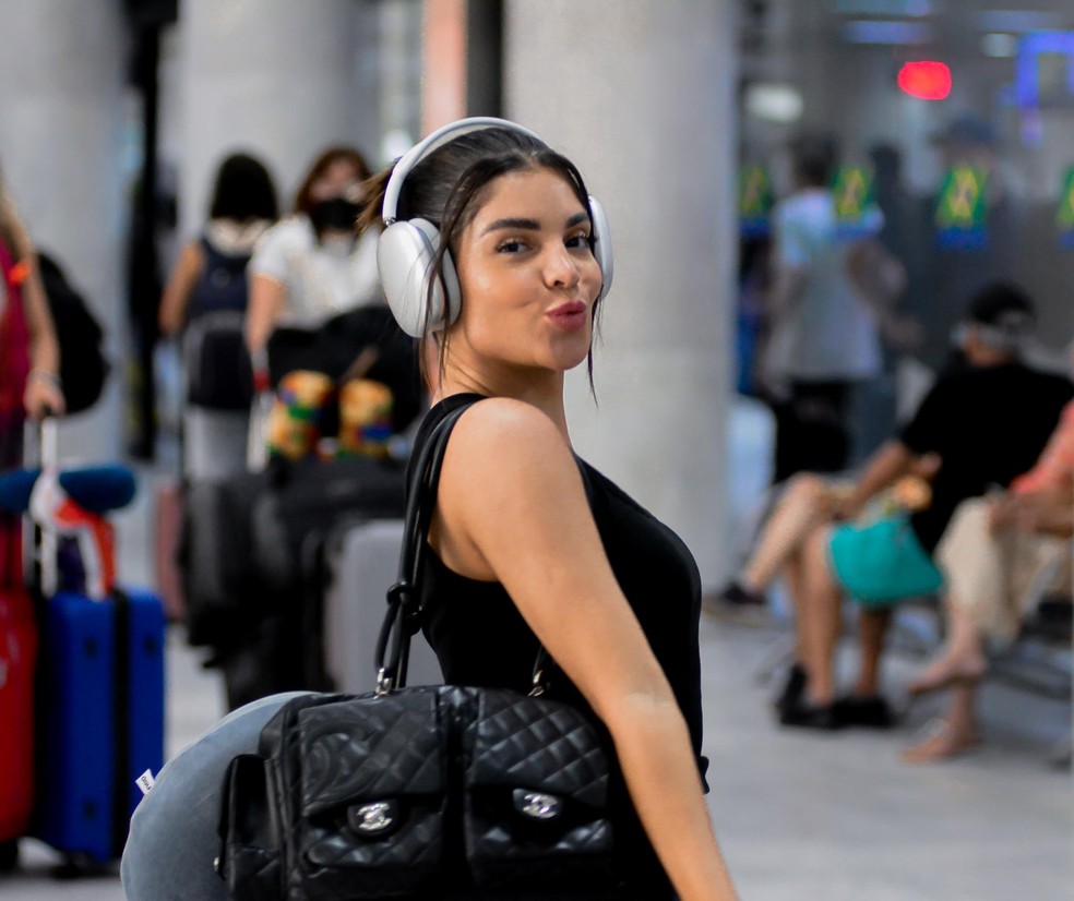 Gkay desembarca no Rio com bolsa de luxo e dá show de simpatia; fotos