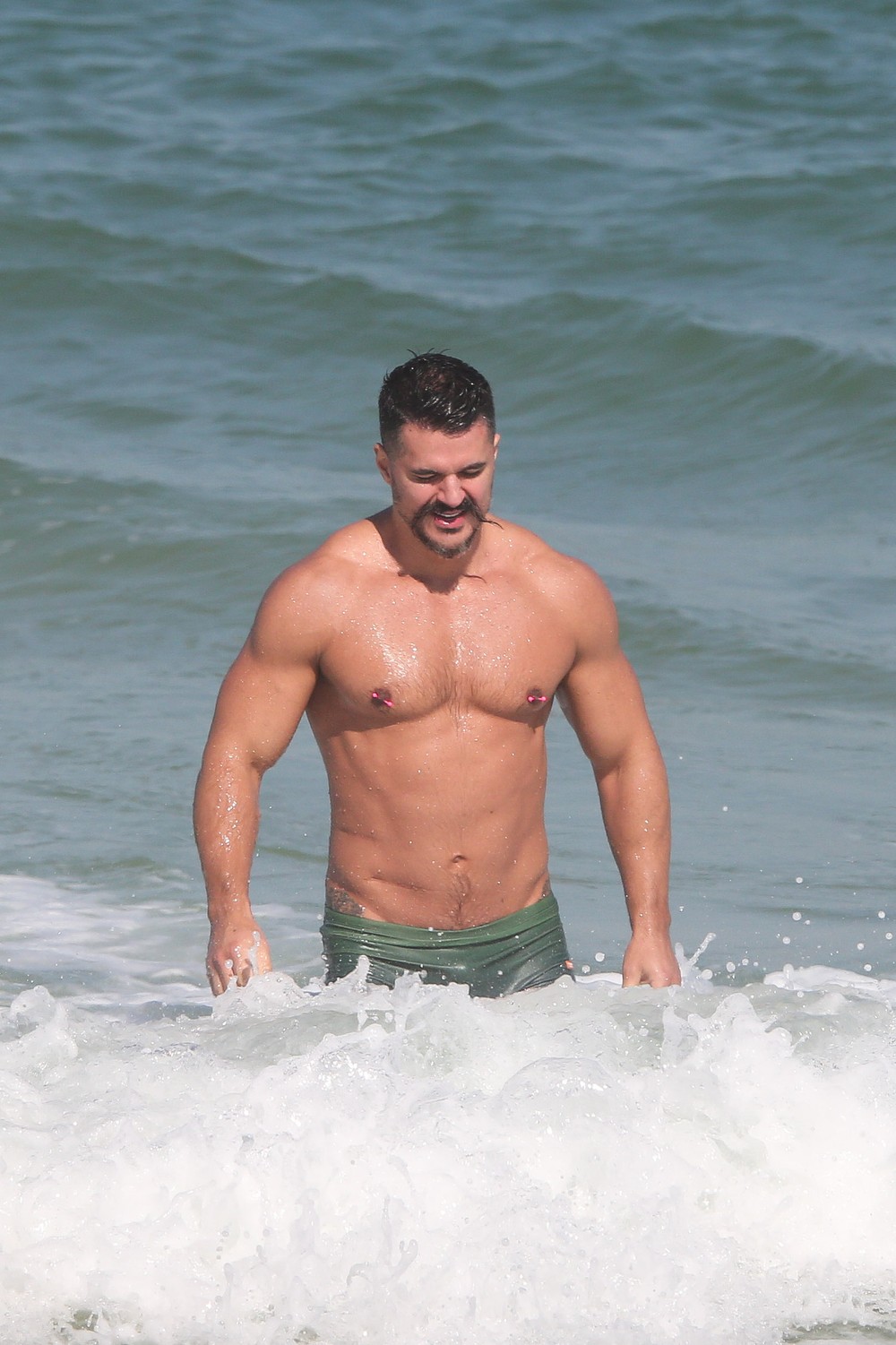 Priscila Fantin e Bruno Lopes curtem dia de praia