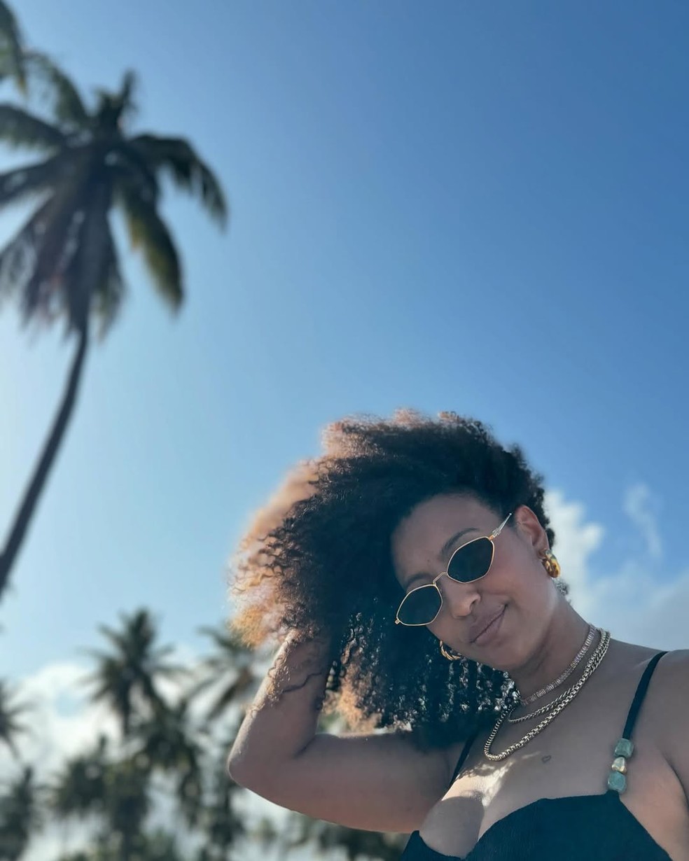 Sheron Menezzes posa de biquíni em dia de praia na Bahia