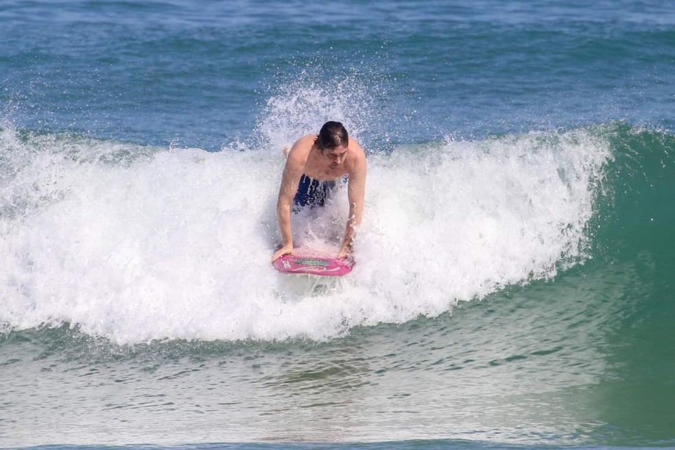 Felipe Dylon curte dia de surf em Ipanema e esbanja habilidade nas ondas