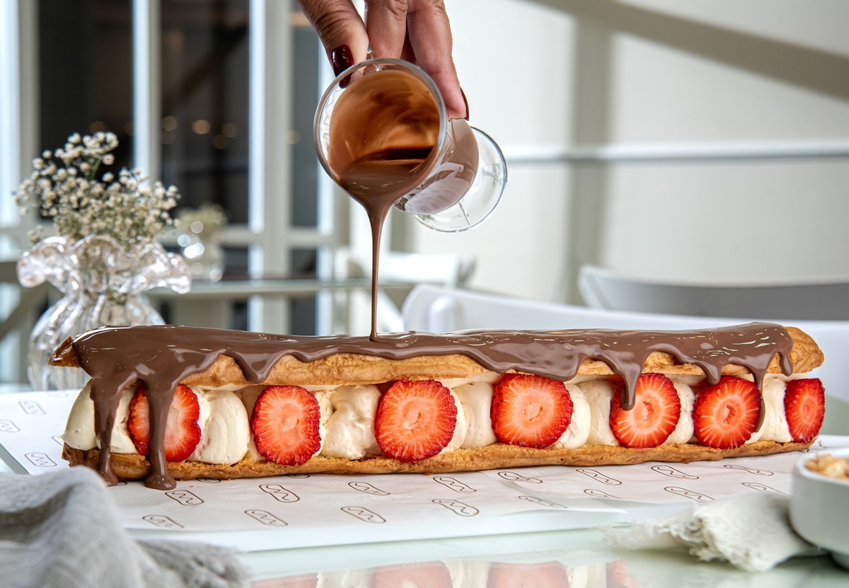 Éclair Cafeteria e Bistrô lança versão gigante do clássico doce francês