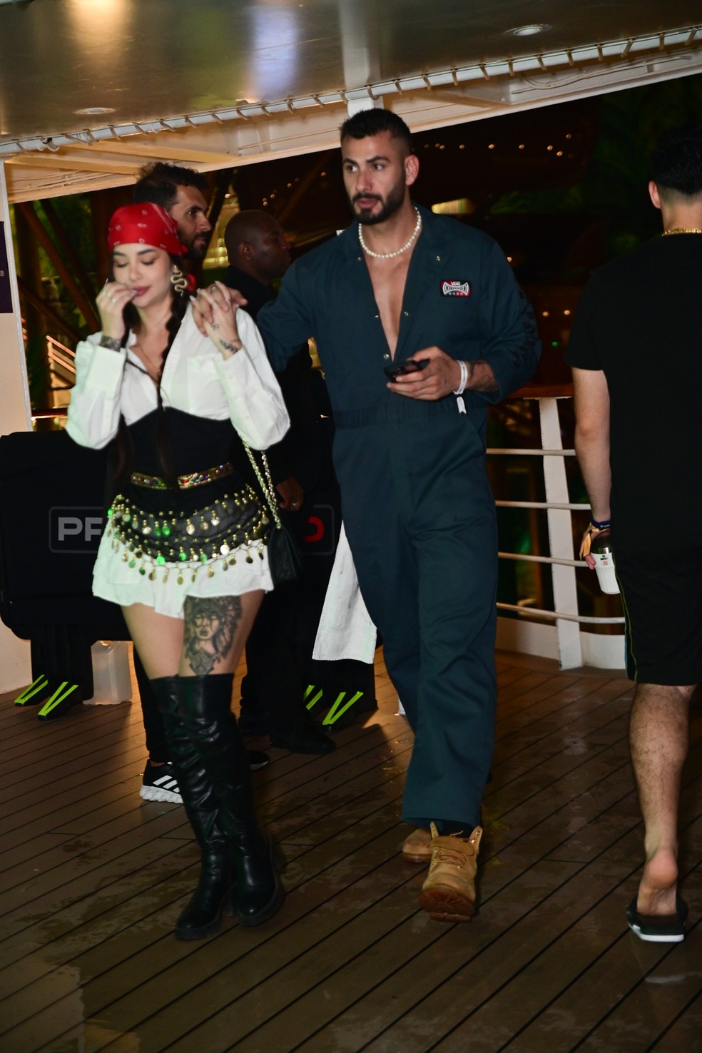 Tá rolando! Ex-BBB Nizam circula de mãos dadas com DJ após ficada