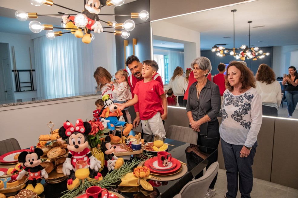 Julio Rocha foge do agito do Carnaval para curtir Orlando com a família ...