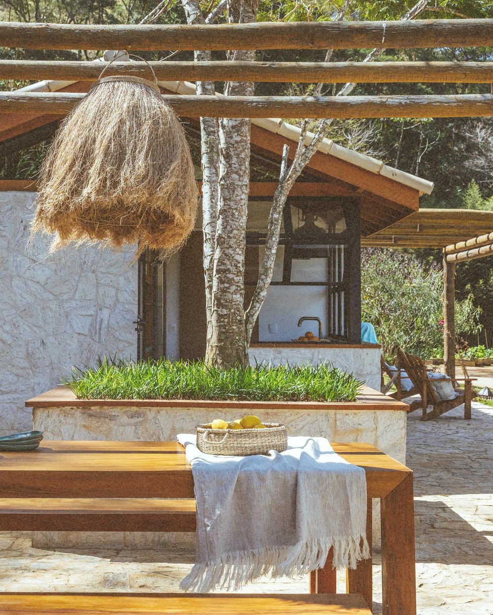 Bruno Gagliasso mostra decoração de 'casa do lago' montada dentro de rancho