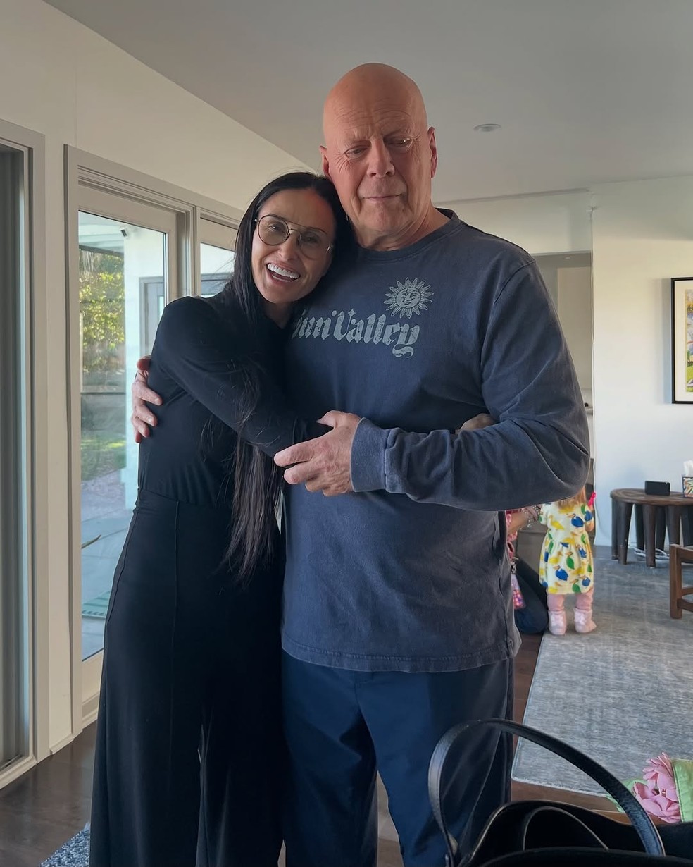 Bruce Willis posa com Demi Moore em aniversário de 70 anos; fotos