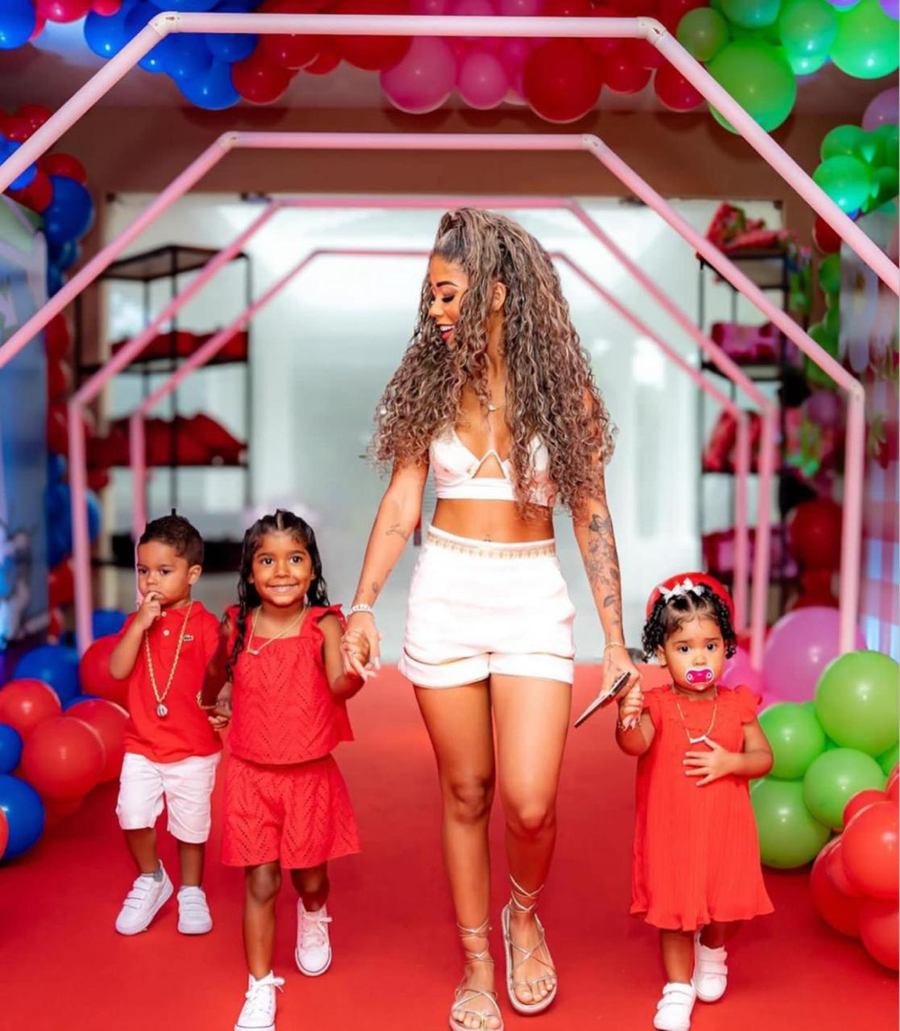 Influencer Vivi Noronha comemora compra de mansão de R$ 3,5 milhões