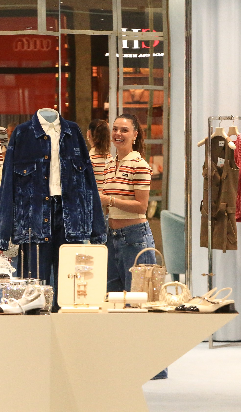 Com o filho, Isis Valverde vai às compras e encontra Tata Werneck e ...