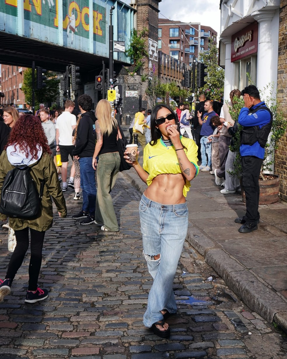 Flay lamenta ataques dos brasileiros após cantar em Londres: 'Querem ...