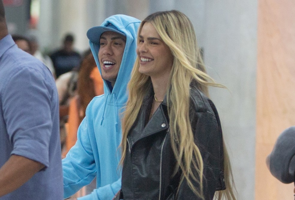 Yasmin Brunet revela tatuagem no bumbum ao tomar sol de biquíni fio-dental