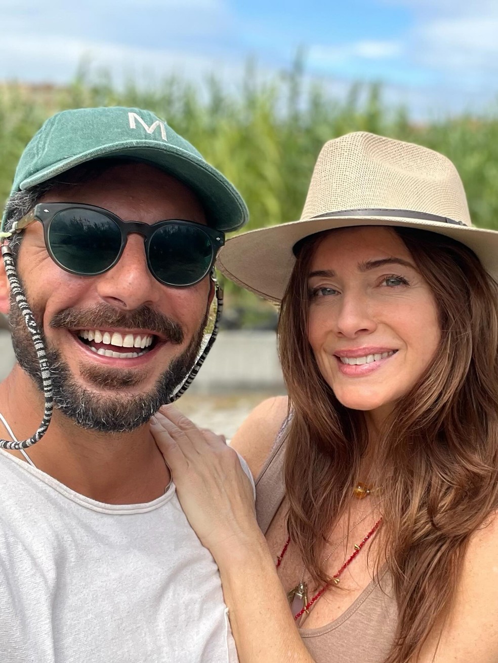 Leticia Spiller celebra um ano de namoro com Franclim Mendes