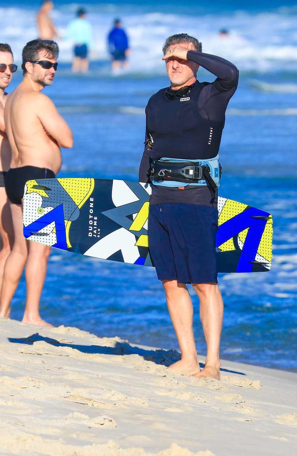 Luciano Huck pratica kitesurf na Barra da Tijuca; veja fotos
