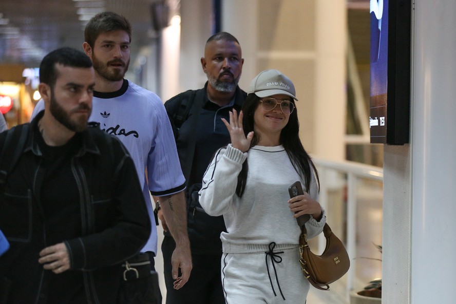 Juliette embarca com o namorado e ostenta bolsa de grife no aeroporto ...