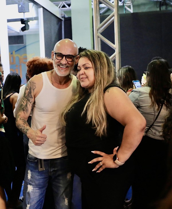 BBB23: Papito confere Casa de Vidro e posa com fãs do reality