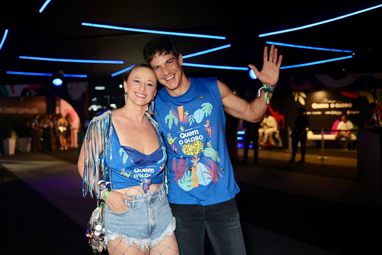 Viviane Araujo e Sabrina Sato trocam beijo na Sapucaí